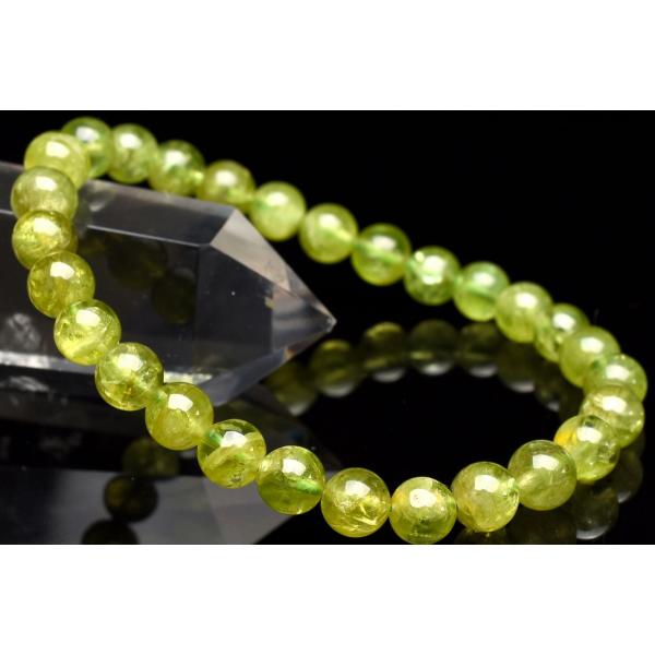 【材質】ペリドット 6.5mm 産地：ミャンマー【サイズ】約6.5mm(±0.5mm)【腕周り】約16cm(伸縮性あり)【重さ】約14g【特徴・意味】不純物やクラック少なめで透明感のある美しいペリドットです。小粒でもこの品質のものは希少で、...