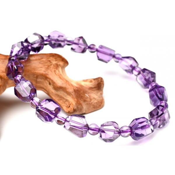 【材質】アメジスト 8-9(丸玉4.5)mm 産地：ブラジル【サイズ】約8-9(丸玉4.5)mm(±0.5mm)【腕周り】約15.5cm(伸縮性あり)【重さ】約14g【特徴・意味】カット面からキラキラと光を反射して輝きを魅せ華やかな印象です...