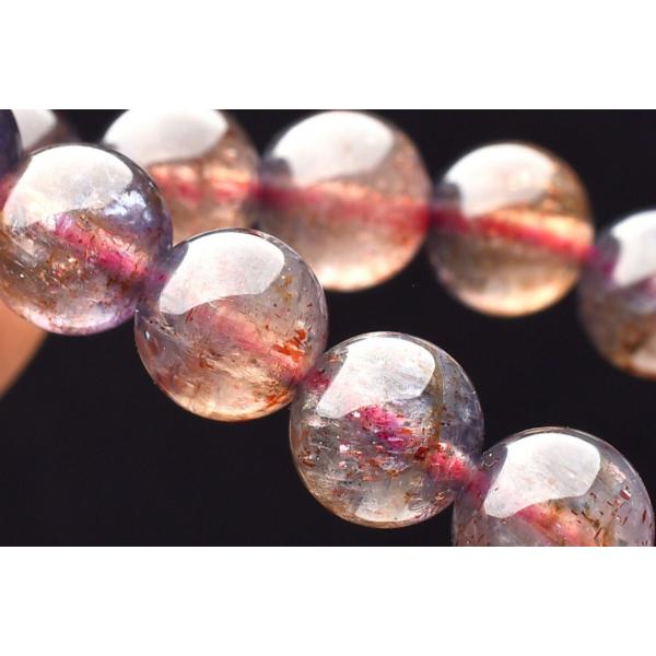 【材質】アイオライトサンストーン 8.5mm 産地：インド【サイズ】約8.5mm(±0.5mm)【腕周り】約16cm(伸縮性あり)【重さ】約20g【特徴・意味】アイオライトから放つレピドクロサイトやシラー輝きがとても眩しく綺羅びやかです。透...