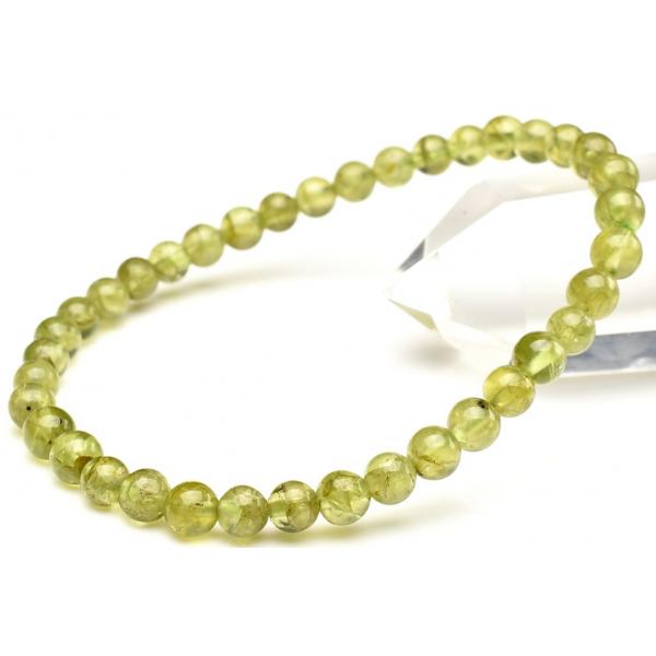 【材質】ペリドット 5mm 産地：ミャンマー【サイズ】約5mm(±0.5mm)【腕周り】約16.5cm(伸縮性あり)【重さ】約9g【特徴・意味】ペリドットは年々美しいものが減っており、このようなクラックの黒点も少ないものは希少です。小粒で主...
