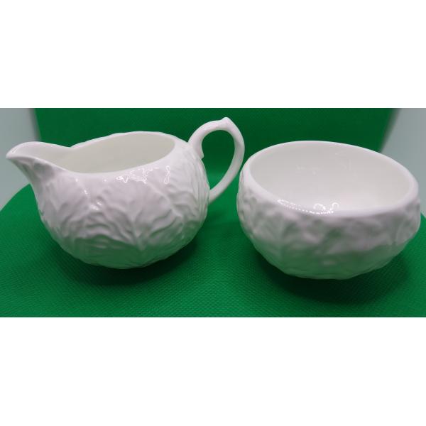 カントリーウェア　MADE IN ENGLAND　BONE CHINA　ビンテージ　未使用長期保存品　クリーマー取手付長さ10.2cm、幅8.0cm、高さ6.0cm　シュガーポット　径8.0cm、口径6.2cm、高さ4.5cm