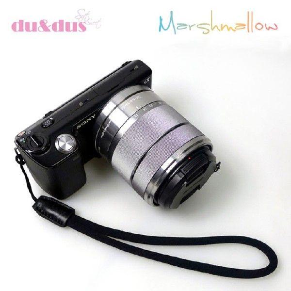 装着方法はヒモ式となります。 取付部のヒモが太いので、コンパクトカメラには ご使用できませんので、ご注意下さいませ。 ※ご購入前に、カメラのストラップ取付部を お確かめの上、お買い求め下さいませスマイルカメラ運営元 株式会社Kカンパニーは、...