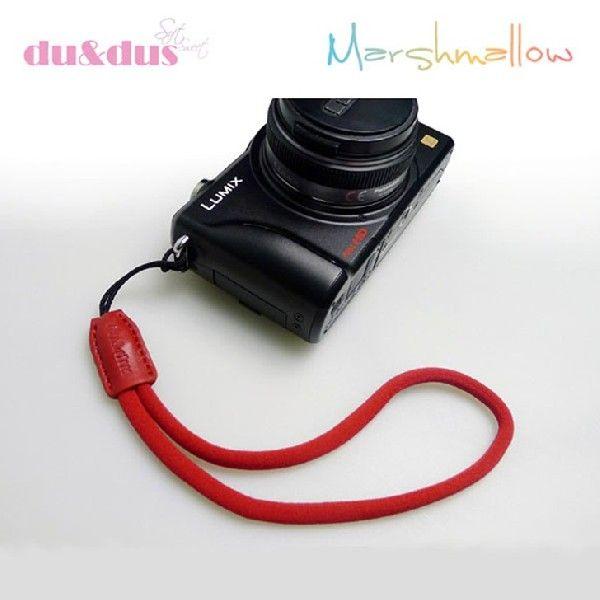 装着方法はヒモ式となります。 取付部のヒモが太いので、コンパクトカメラには ご使用できませんので、ご注意下さいませ。 ※ご購入前に、カメラのストラップ取付部を お確かめの上、お買い求め下さいませスマイルカメラ運営元 株式会社Kカンパニーは、...