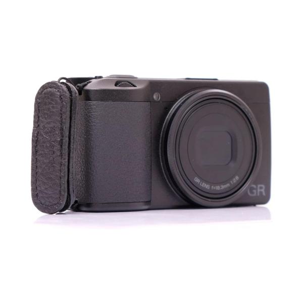 表素材は耐摩耗、耐水性に優れた高級車のシートに使われるインテリアレザー指に当たる部分は滑り止めが効くピッグスエードを使用し、グリップを安定させます。ＧＲ３はもちろん、旧機種にもご利用いただけます。ＧＲ付属のストラップと併用できます。