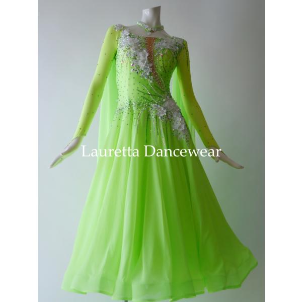 美しく広がる大きなフロート。優雅なデザインがダンスパフォーマンスをよりに華やかにするドレスです。【サイズ】M【バスト】79〜87cm【ウエスト】64〜70cm【ヒップ】　〜95cm【ドレス丈】約124cm(肩からスカート裾まで）【ボディ】ス...