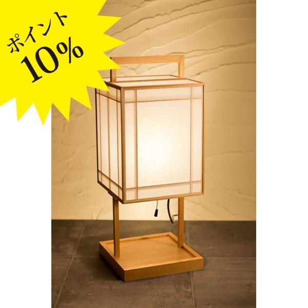 ■サイズ　□200　H530(mm)　コード長1.7m■灯具　口径/E26　最大W数/60W＋豆球付■取付方法/コンセント　プルスイッチ付（1‐豆球-OFF）■材質　杉材浮造り仕上げ　ワーロン紙■備考　・シェードは自然材を使って手作りされた...