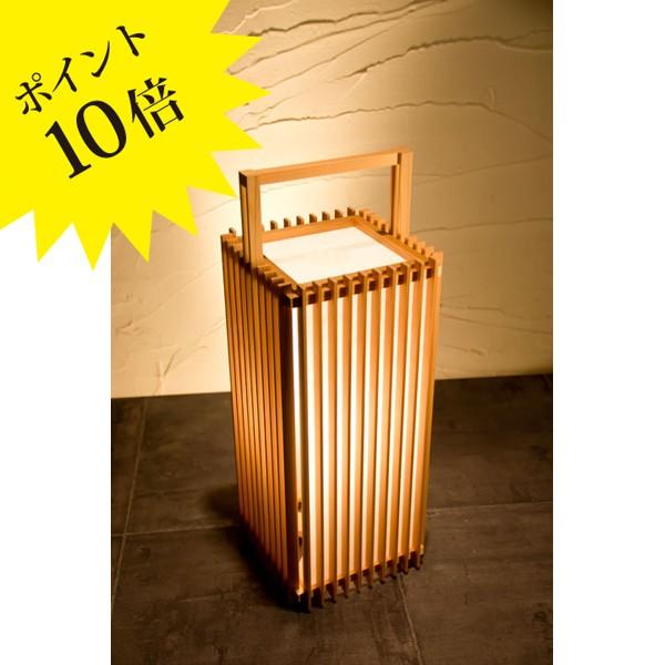 ■サイズ　□170　H460(mm)　コード長1.7m■灯具　口径/E26　最大W数/40W■取付方法/コンセント　中間スイッチ付（ON-OFF）■材質　杉材浮造り仕上げ　ワーロン紙■備考　・シェードは自然材を使って手作りされたものです。そ...