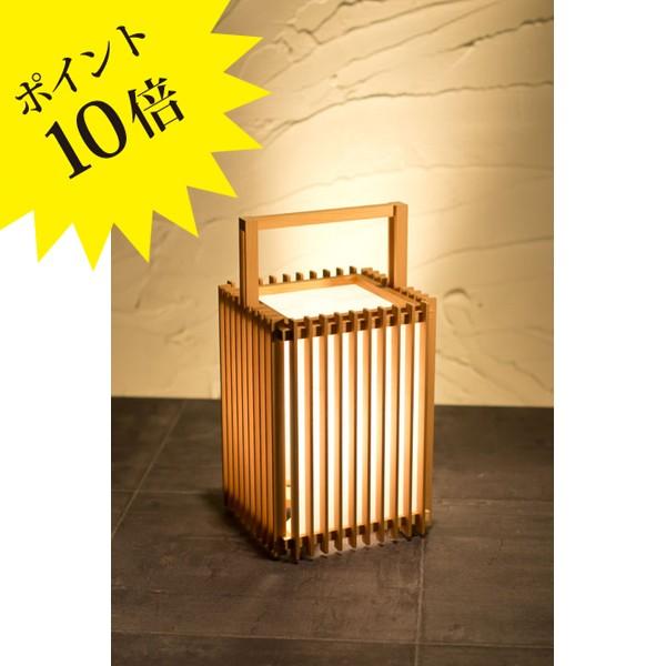 ■サイズ　□170　H325(mm)　コード長1.7m■灯具　口径/E26　最大W数/40W■取付方法/コンセント　中間スイッチ付（ON-OFF）■材質　杉材浮造り仕上げ　ワーロン紙■備考　・シェードは自然材を使って手作りされたものです。そ...