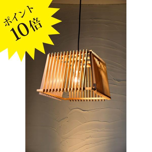 ■サイズ　□320　H220　コード長600(mm)■灯具　口径/E26　最大W数/100W■取付方法/引掛けシーリング　吊り方/コード吊■材質　杉材浮造り仕上げ■備考　・シェードは自然材を使って手作りされたものです。その為、色・木目が写真...