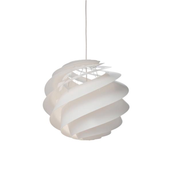 ■品番 [SWIRL3 M] KP1313M WH WHITE ペンダントライト■材質／仕上 プラスチックシート■ランプ E26 LED電球 60W相当 電球色 (調光操作 非対応)■サイズ φ400mm H350mm 全長1728mm■重...