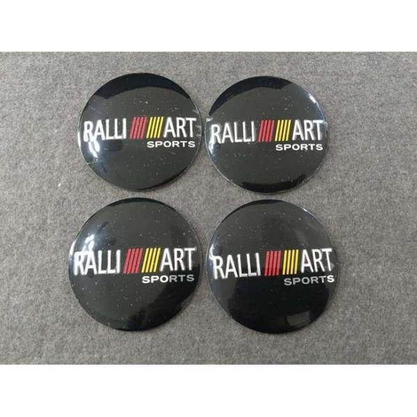 材質はアルミです。サイズはタイトルの通りです。サイズをご確認の上ご購入下さい。汎用品の為、サイズが適合すればメーカーに関係なく装着することができます。取り付けはフラット面にボディ側の汚れ及びワックス分を取り除き、乾いた状態で貼り付けてくださ...