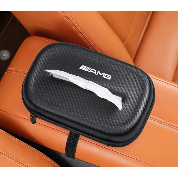 【サイズ】22*13*7CM【材質】PUレザー 車内の整理整頓に役立つティッシュホルダーです。車の飾りとして使用することができます実用性とデザイン性を兼ね備えたアイテムです。クロームメッキ仕上のティッシュ取り口リム（枠）付クロームメッキの装...