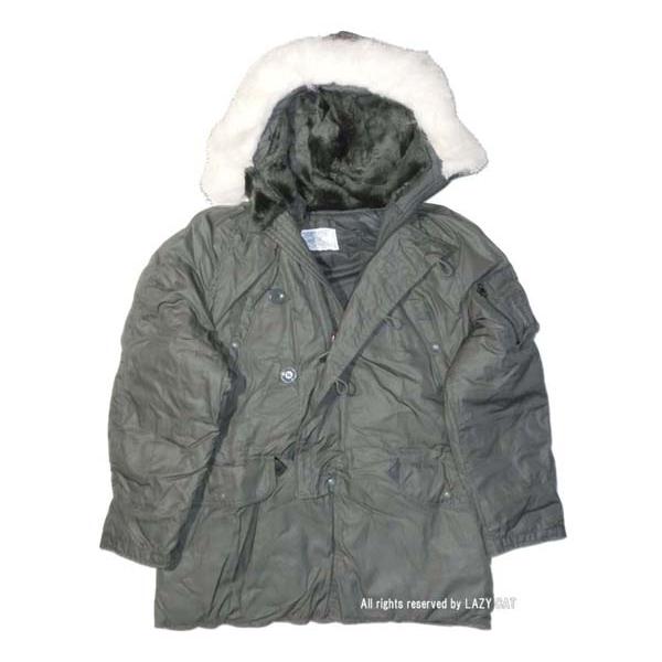 輸送機乗務員や極寒地での作業用米空軍パーカー N-3Bです。大きな汚れはありませんが、僅かに経年変化による金属パーツの錆び、色移りがある場合があります。フードのシンセテック・ファーは抜け毛が発生します。（民間衣料の様にファーの処理を行ってい...