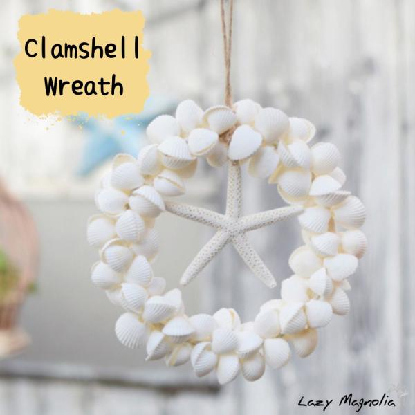 〇商品名クラムシェルリース S 〇ポイント爽やかなホワイトのクラムシェル（2枚貝）とスターフィッシュのリースです。南国の海を思わせるディスプレイに。※天然素材のため、独特のにおいがあります。匂いが気になる場合は、風通しのいいところに置いてお...