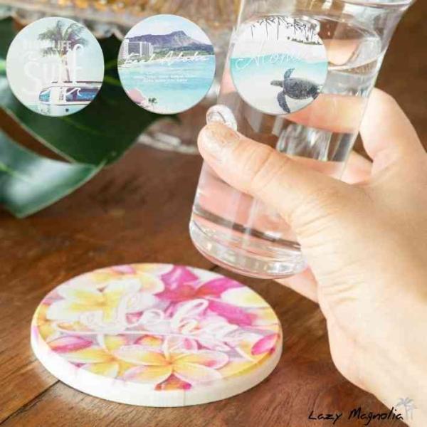 〇商品名ハワイアンフォトケイソウドコースター〇ポイントハワイの風景を落とし込んだ丸型の珪藻土コースター。ダイアモンドヘッド、プルメリア、バス、ホヌといったハワイならではのものを集めました。吸水力と調湿性が高い天然素材の珪藻土を使用しているた...