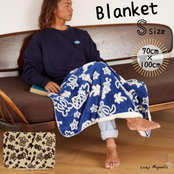 〇商品名ハラカヒキBKT S〇ポイントふかふかで肌触りの良いジャガード織のブランケット。HAWAIIを代表するパームツリーやパイナップルが大胆に描かれたデザインです。オフィスやリビングでの膝掛けにもお使いいただけます。〇サイズ縦：70cm ...