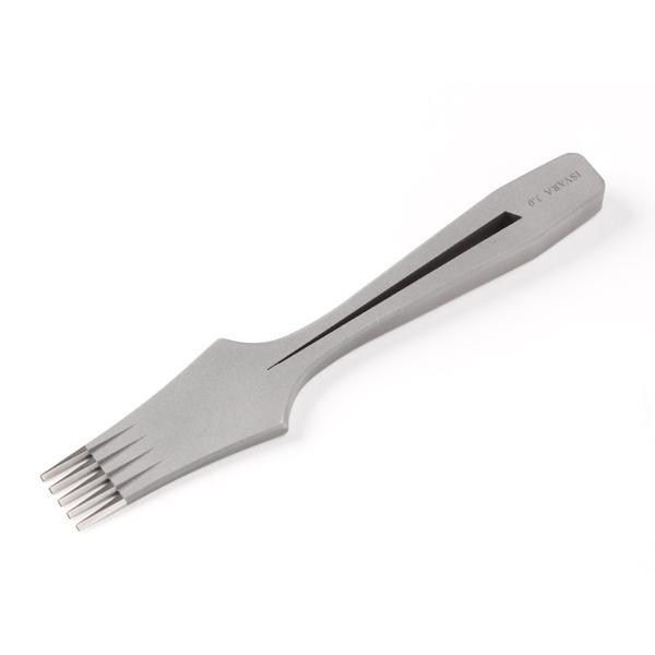 ■型番：C28326■販売価格：8800円（税込）　　/　　8000円（税抜）■商品名：【IZZZI】ヨーロッパ目打ち 5本歯 （旧名ISVARA）■サイズ：3.0mmピッチ■メール便について：メール便（220円）対応商品です。■発送予定目...