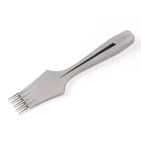 ■型番：C28332■販売価格：8800円（税込）　　/　　8000円（税抜）■商品名：【IZZZI】ヨーロッパ目打ち 5本歯 （旧名ISVARA）■サイズ：3.85mmピッチ■メール便について：メール便（220円）対応商品です。■発送予定...