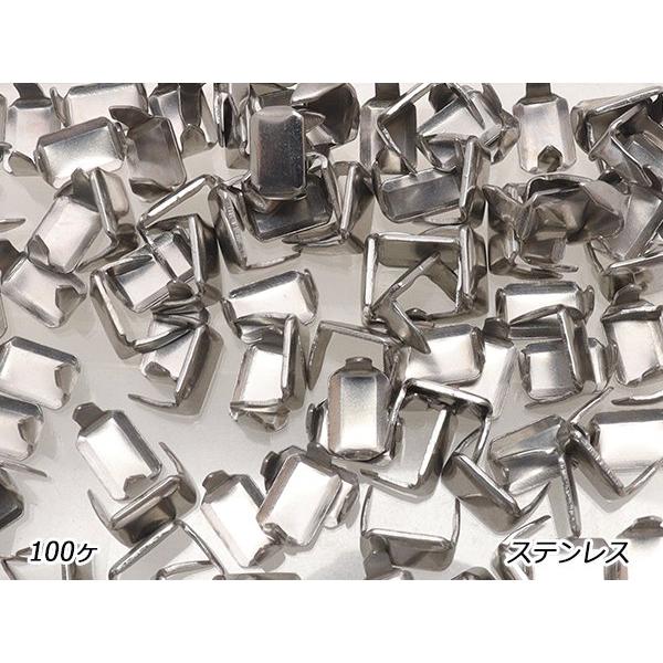 ■型番：PI1279-00■販売価格：1089円（税込）　　/　　990円（税抜）■商品名：【大袋】サル革用留め金具■色：ステンレス■サイズ：9.2mm×5mm×足の長さ7mm■内容：100ヶ■メール便について：メール便（220円）対応商品...