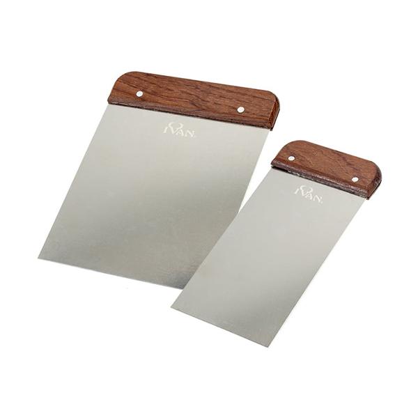 ■型番：PI3457-00■販売価格：3564円（税込）　　/　　3240円（税抜）■商品名：ステンレスのりベラ■サイズ：全長110mm×巾（大）80mm、（小）50mm■内容：2ヶ■メール便について：メール便（220円）対応商品です。■発...