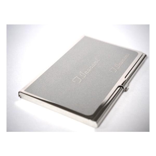 新社会人のスタートに。プライベートな名刺ケースに。また誕生日プレゼントや父の日に母の日などたいへん人気！プレゼントする方の名前やイニシャルを彫刻したオンリーワンカードケースを。名刺18枚収納可