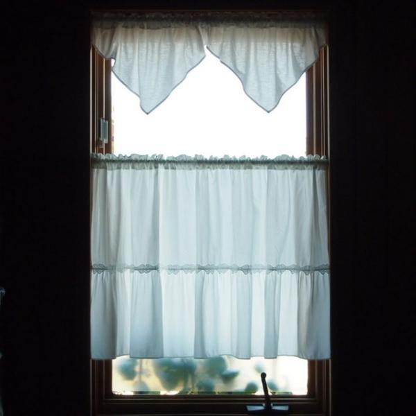 突っ張り棒で使える、窓やドアの上部に飾りでつける短いカーテンです。お好みの組み合わせをお楽しみいただけます。カフェカーテンと一緒に飾ると、印象的な窓辺になります。注：こちらの品は、1枚売り（1枚が900円＋税）です。　　必要な枚数をご注文下...