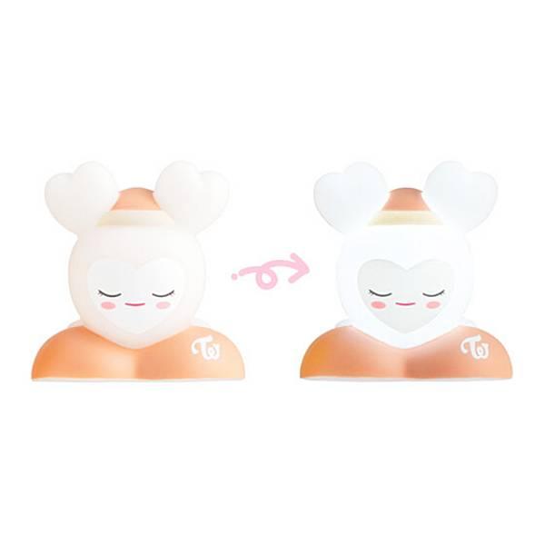 (c)JYP Entertainment. (c)2024 Warner Music Japan Inc. カプセル商品についてはカプセル・ブックレットが付かない場合があります。食玩についてはお菓子、外箱は付いておらず玩具のみの販売となります。