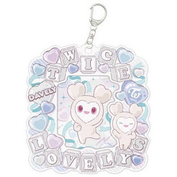 (C)JYP Entertainment. ／ 2026 Warner Music Japan Inc. カプセル商品についてはカプセル・ブックレットが付かない場合があります。食玩についてはお菓子、外箱は付いておらず玩具のみの販売となります。