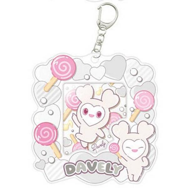 (C)JYP Entertainment. ／ 2026 Warner Music Japan Inc. カプセル商品についてはカプセル・ブックレットが付かない場合があります。食玩についてはお菓子、外箱は付いておらず玩具のみの販売となります。