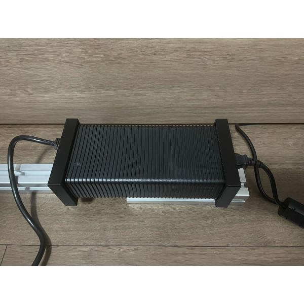 ※ご注意ください※写真内の黒い電源マウントスタンドマウント１セット（２個）のみの販売です。電源本体、アルミフレーム、ネジ等は付属いたしません。Fanatec Podium Wheel Base DD1/2の電源をアルミフレーム等に固定できる...