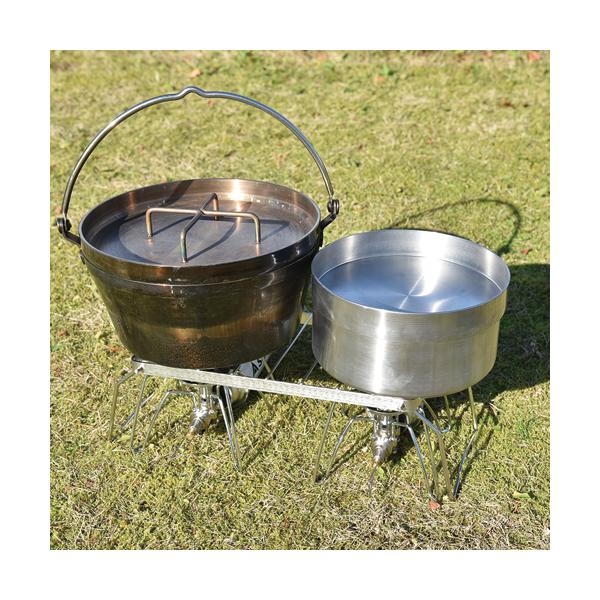 頑丈なオールステンレス製の五徳です。大きい鍋をかけても安心な強度と耐久性がありながら、脚を折りたたんでコンパクトに収納できます。簡単に脚を取り外せてかまどの五徳として使ったり、焚き火台の上にのせて大きな鍋で調理ができます。【SPEC】品番：...