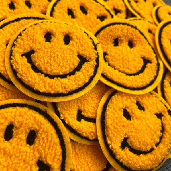 当店人気NO.1 にこちゃんモコモコワッペンにパイル地で厚みもあり気持ちい触り心地。 衣服・帽子・鞄などのワンポイントに最適!（ハンドメイド等の作品にもご使用可能）サイズ約縦7.1cm×横7.1cm ※裁縫接着タイプです。※画像と多少のお色...