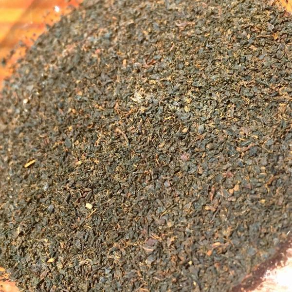 細かい茶葉のBOPF(ブロークンオレンジペコファニングス)でつくったアールグレイです。柑橘系の果実ベルガモットの香りと細かい茶葉の組み合わせは特にアイスティー向けのアールグレイといえます。味、香りの抽出は一番早いアールグレイです。BOPF(...