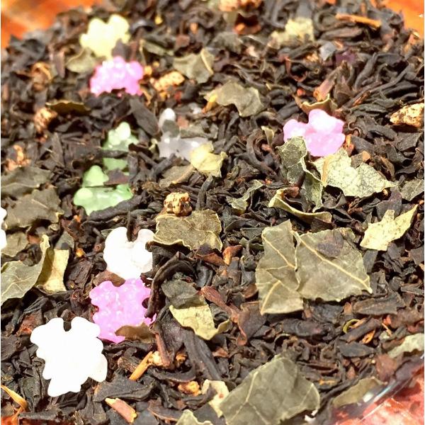 さくらの季節にぴったりの華やかな味わいのフレーバーティーです なんにでも合う珍しい鹿児島産の国産紅茶をベースに桜の花と葉をブレンド かざりに色とりどりの金平糖をくわえて甘味もだしました見た目も可愛らしく、桜の華やかな香りでほっこり和む紅茶です☆