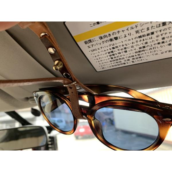 サンバイザーをぐるっとして装着。サングラスをホールドするコツをつかめば快適に使えます。サンバイザーとホルダーの間に、サングラスの「片方のツル」を差し込みながら留めます。差し込まなくても使えますが、サングラスの揺れが大きくなります。大型車は試...