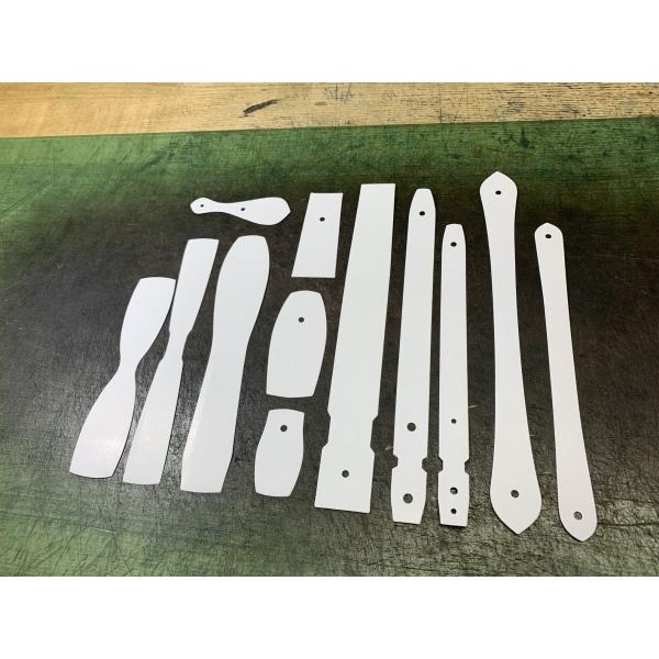 ＊画像中の革製品はイメージです。販売商品は型紙になります。ご購入いただく際の絶対条件は【そこそこの経験者】向けだという事です。紙しかありませんのでご了承ください。【著作権は放棄していませんので、この型紙を使い製作したモノやアレンジしたモノの...