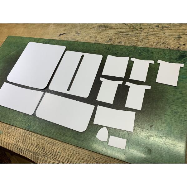 ＊画像中の革製品はイメージです。販売商品は型紙になります。ご購入いただく際の絶対条件は【そこそこの経験者】向けだという事です。紙しかありませんのでご了承ください。【著作権は放棄していませんので、この型紙を使い製作したモノやアレンジしたモノの...