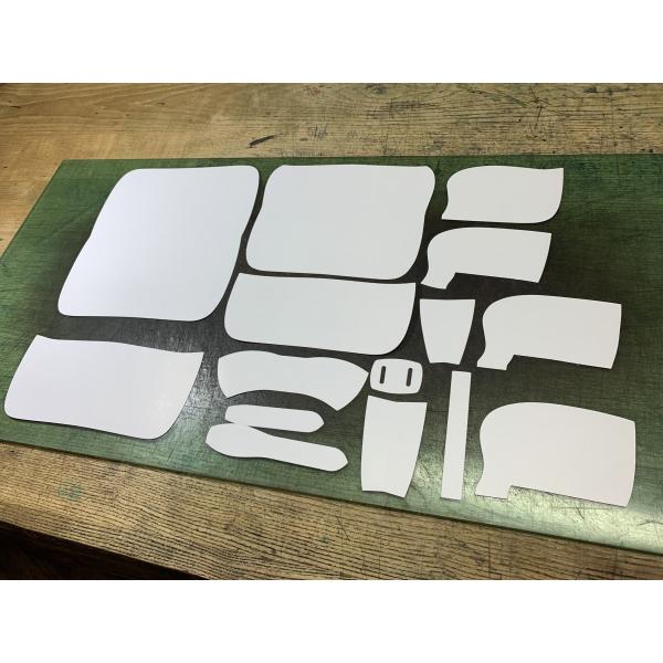 ＊画像中の革製品はイメージです。販売商品は型紙になります。ご購入いただく際の絶対条件は【そこそこの経験者】向けだという事です。紙しかありませんのでご了承ください。【著作権は放棄していませんので、この型紙を使い製作したモノやアレンジしたモノの...