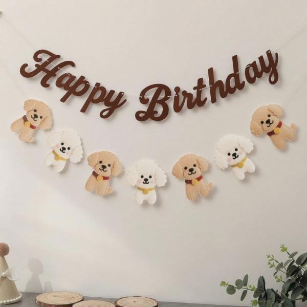 犬のバースデーガーランドの紹介・お誕生日やパーティーの飾り付け、写真撮影の背景などにもピッタリのバースデーガーランド・厚紙でできているので繰り返し使っていただけます。・お好きなリボンの長さに調整してお使いください・わんちゃん柄が珍しく、一気...