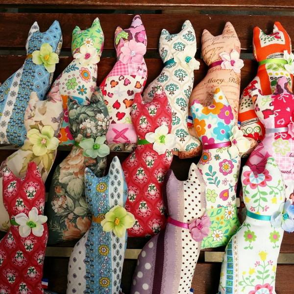 ※柄おまかせになります※サンプル写真以外にも入荷時で色々変わって入ります。ご了承下さいませ。またたびの実が中に入った猫ちゃん用のおもちゃです。プランタン銀座の猫展、阪神デパート猫展、名古屋三越猫展などの催事で、あっという間に完売してしまう商...