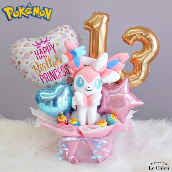 ポケモン ニンフィアのぬいぐるみ付アレンジメントふんわり可愛いニンフィアと一緒に、とびきりのサプライズを！ポケモンファン必見！人気のポケモン「ニンフィア」のぬいぐるみが主役の心ときめくバルーンギフトです。カラフルなバルーンが、誕生日のお祝い...