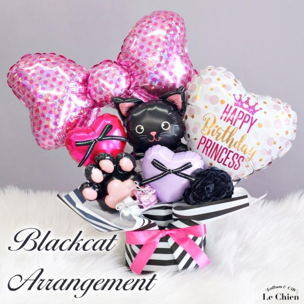 黒猫のバースデーアレンジ電報・置き型でプレゼントしやすいバルーンギフト・黒猫＆ミニ肉球が可愛いデザインです！・リボンバルーンは約30cmの大きなサイズで満足なボリューム♪・こちらの風船は特別な熱加工を施したものを使用している為、長期間飾って...