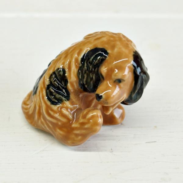 フランス KLIMA(クリマ)社から直輸入(コッカー・スパニエル)ブラウン　空を見上げてお座りポーズサイズ：約4ｃｍクリマのデザイナーが細部までこだわりデザインしている磁器製フィギュアの名品です。陽気で好奇心が強く、飼い主に従順で献身的に尽...