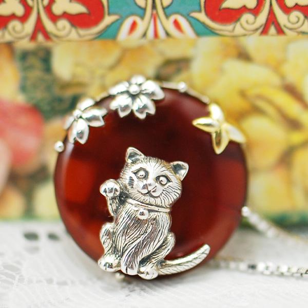 お行儀良く座った子猫がとってもかわいいペンダントトップです。まんまるのボタンみたいな形に磨ったカーネリアンはつやつや、こっくりカラー。小さなモチーフに細かな細工が、ただかわいいだけの仕上がりでなく、高級感を生み出しています。蝶を金色で仕上げ...