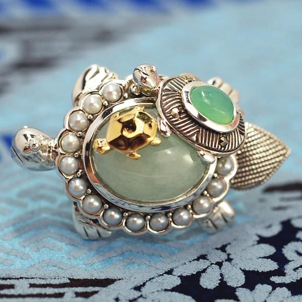 大粒翡翠をぐるりとシードパールで囲んだおしゃれな亀さん。グリーンアゲートの小亀、ゴールドカラーの孫亀、どれも小さいモチーフを緻密な細工で仕上げています。小さな孫亀も肉眼ではわかりにくいですが、ちゃんと顔を作ってあるんですよ。シックなカラーの...