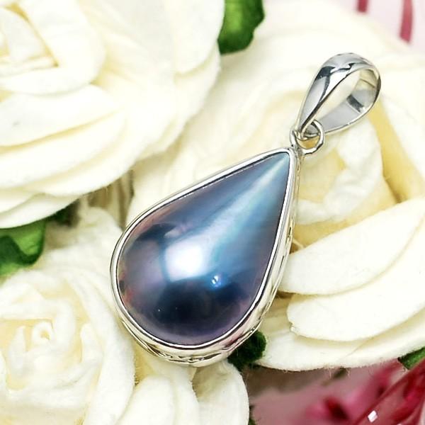 気品ある輝きが女性らしさをぐっと上げてくれる真珠。特にエレガントなドロップシェイプの美しいブルーのマベ真珠ペンダントです。凜と力強い印象のブルーに虹色の光沢が浮かび、シックに着けられる色合いで、シンプルな装いにリッチさを加えてくれます。真珠...