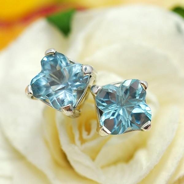 透明感がみずみずしい爽やかなブルートパーズがキラキラ！クリアな大粒ストーンがキラキラと輝く、フェミニンなピアスです。かわいらしいフラワーシェイプで7mmの存在感あるサイズ。表はチェスカット状になっていて、複雑なきらめきが個性的です。春の青空...