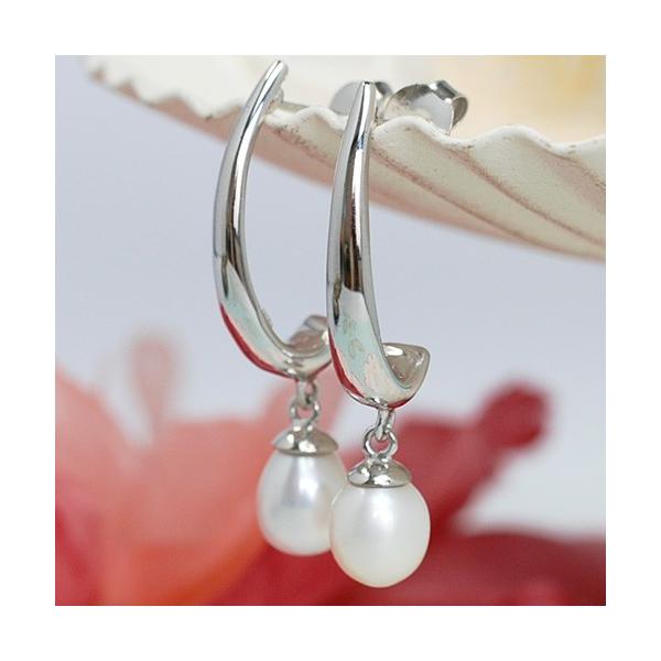 シャープでエレガントな曲線のデザイン金具がとてもスタイリッシュ♪ 清楚で可憐なホワイトパールが揺れて、女性のかっこよさと可愛らしさを演出します。シンプルながらも洗練されたデザインは存在感がありながらも非常にエレガントです。材質：淡水真珠7m...