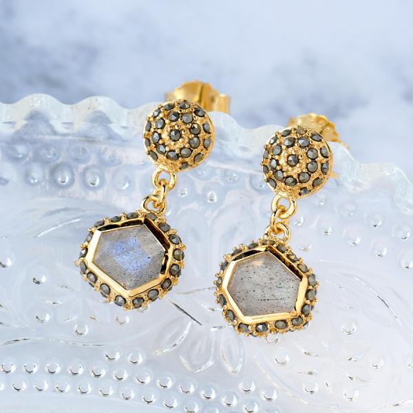 FATRAS(ファトラ)とはフランス語で“雑然とした集積・堆積”という意味。碌山のハウスブランドの一つで、小さなカットストーンをちりばめたbijoux de curiosites（ビジュゥ ド キュリオジテ）＝好奇心のジュエリーが集まってい...