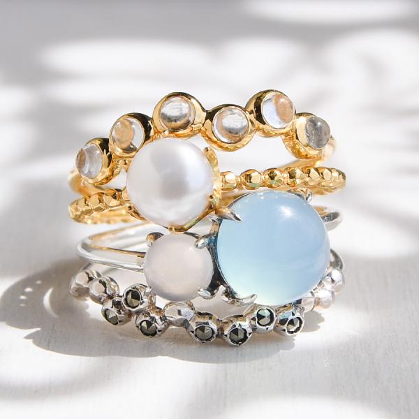 FATRAS(ファトラ)とはフランス語で“雑然とした集積・堆積”という意味。碌山のハウスブランドの一つで、小さなカットストーンをちりばめたbijoux de curiosites（ビジュゥ ド キュリオジテ）＝好奇心のジュエリーが集まってい...